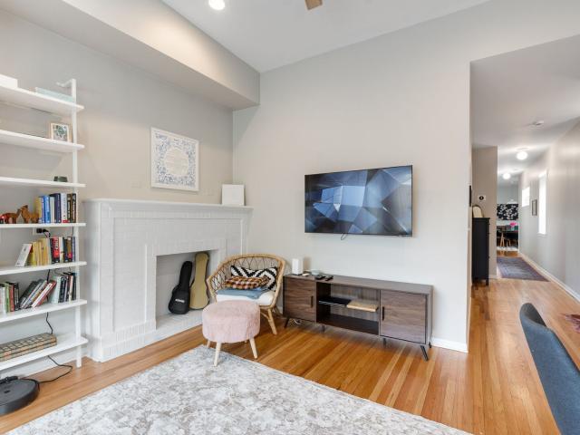 2458 W Eastwood Avenue # 3