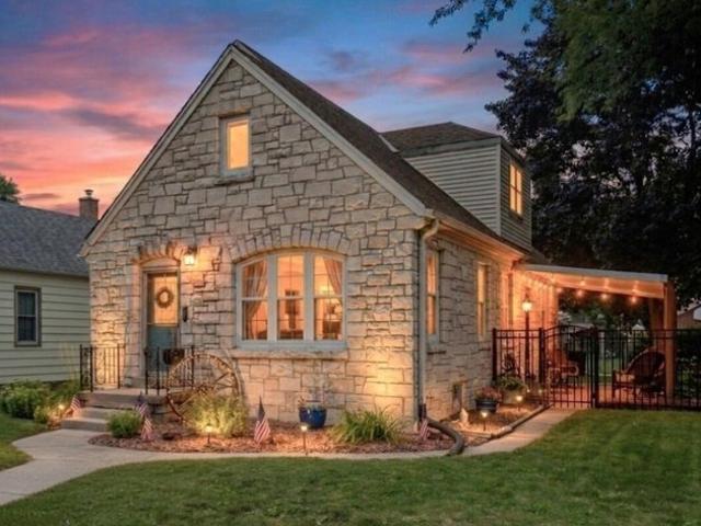 2452 S 74th St, West Allis, WI 53219