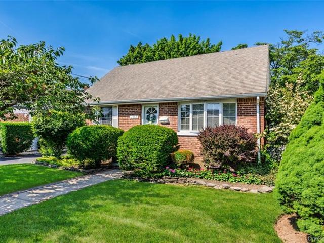 2453 Aberdeen St, East Meadow, NY 11554