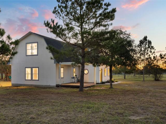 245 Country Ln, McDade, TX
