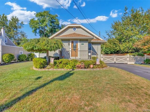245 N 7th St, Lindenhurst, NY 11757