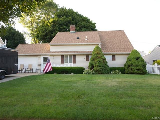 245 Sprucewood Dr, Levittown, NY 11756