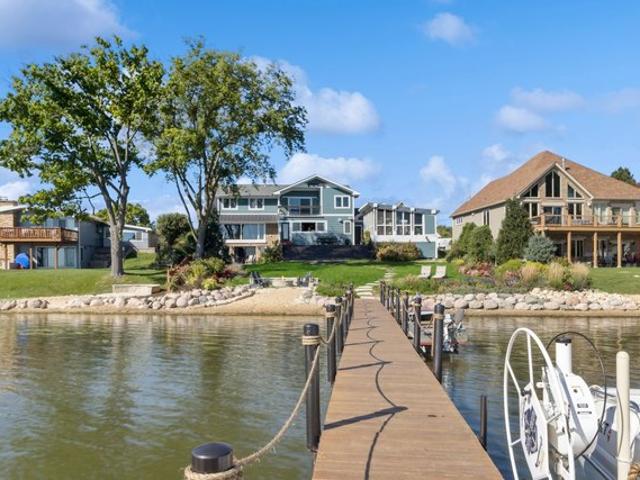 245 Sunrise Ln, Lake Zurich, IL 60047