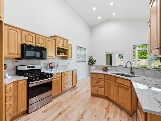 2464 E Lenox Ct