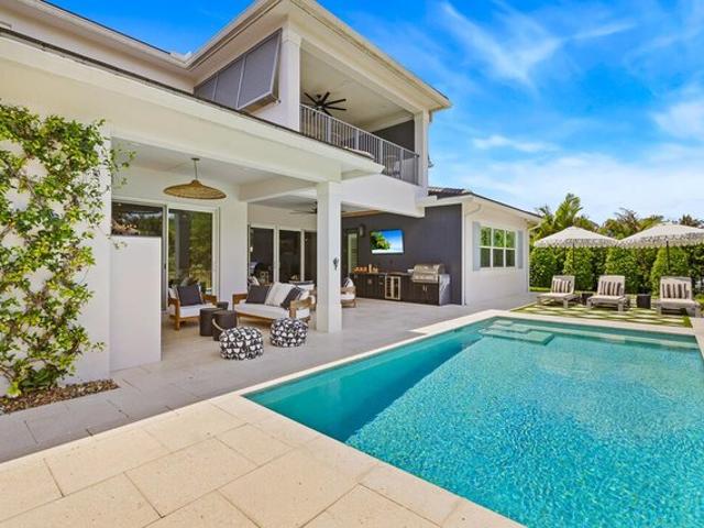 2465 NE Evinrude Cir, Jensen Beach, FL 34957
