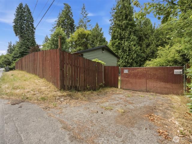 2469 Northlake Way NW