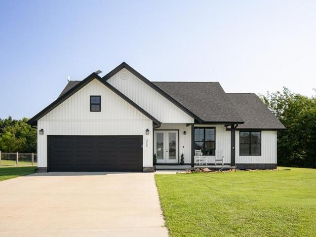 2460 Durango Dr, Bolivar, MO 65613