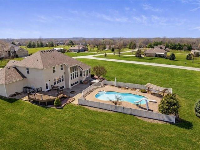 24611 Woodland Cir, Lee's Summit, MO 64086