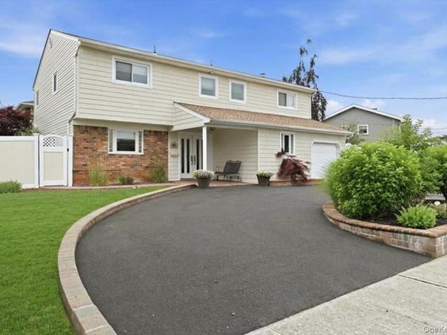 2461 Riviera Ln, Bellmore, NY 11710
