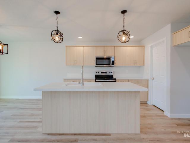 2462 W Fallon Lp