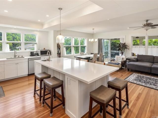 2463 Kekuanoni St, Honolulu, HI 96813