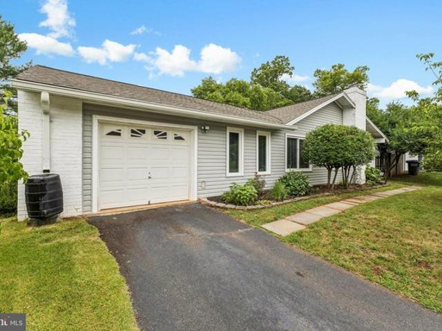 246 Avondale Dr, Sterling, VA 20164