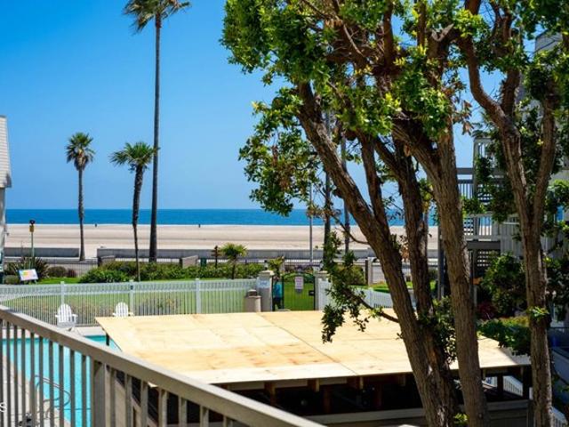 246 E Surfside Dr, Port Hueneme, CA 93041
