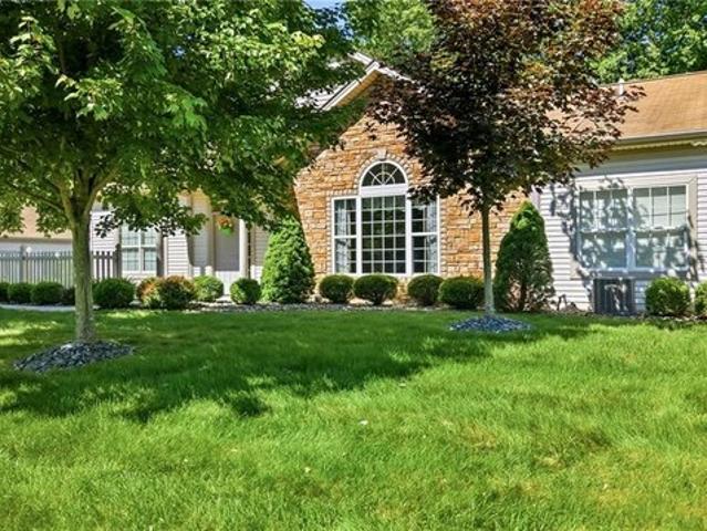 246 Stonegate Blvd, Hermitage, PA 16148