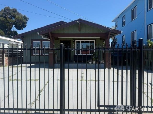 2474 Seminary Ave, Oakland, CA 94605