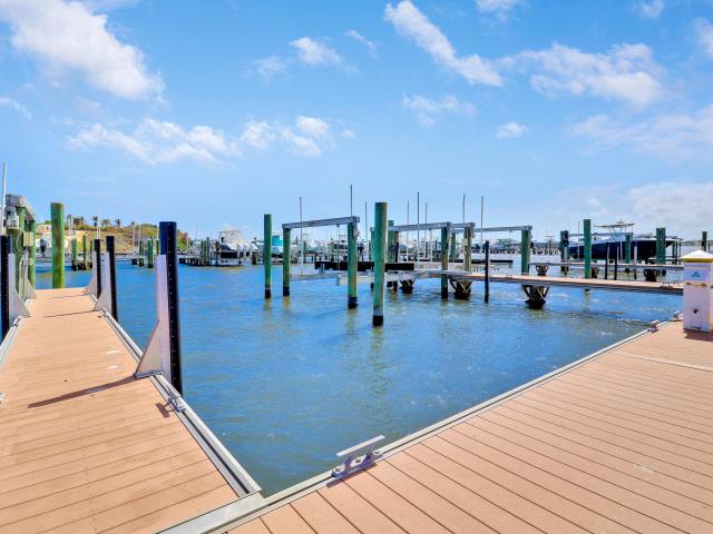 2475 NE Evinrude Cir, Jensen Beach, FL 34957 | MLS #R11169