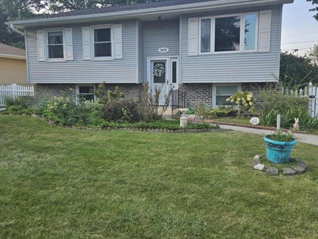 2476 Crowsnest Dr, Hobart, IN 46342
