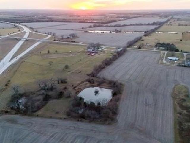 24700 Douglas Rd, Chanute, KS 66720