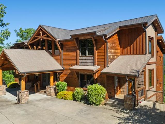 2470 Hackberry Dr, Sevierville, TN 37862