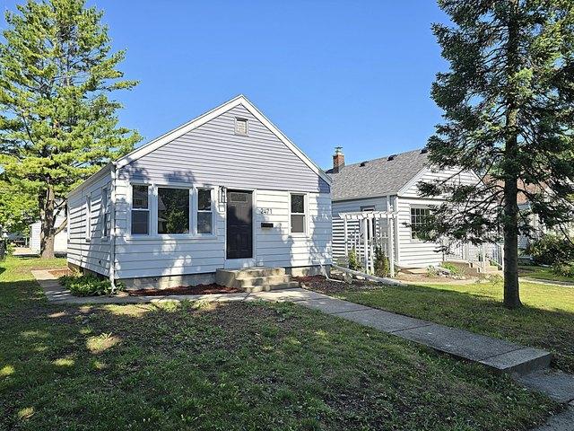 2471 S 74th St, West Allis, WI 53219