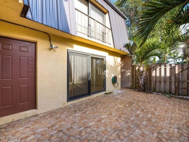 2471 Waterside Dr, Lake Worth, FL 33461