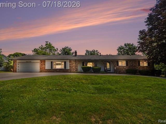24730 Creekside Dr, Farmington Hills, MI 48336