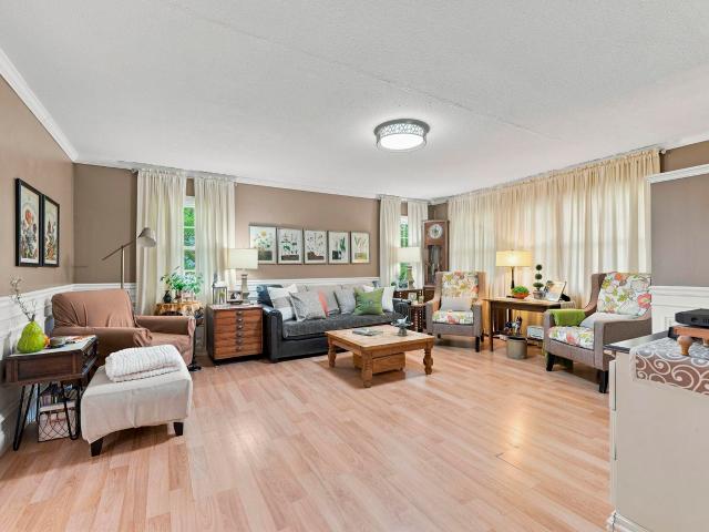 2485 E Metz
