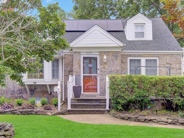 2488 1st Ave, East Meadow, NY 11554