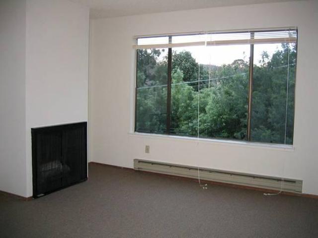 $2480 / 2br Large LR w View,MASTER w Walk in closet,Utils Paid,2 pkg,Avail Beg May