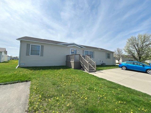 24813 Langdon Dr, Brownstown, MI 48134