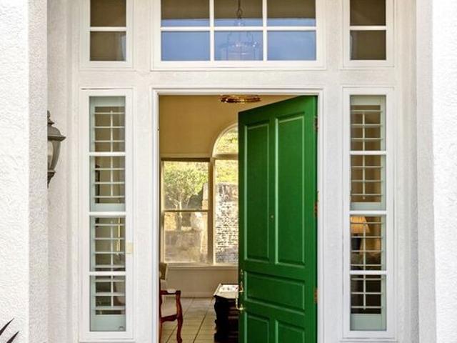 24810 Earls Court