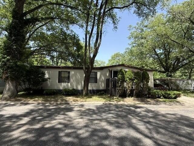 2482 Pembroke Dr, Norton Shores, MI 49441