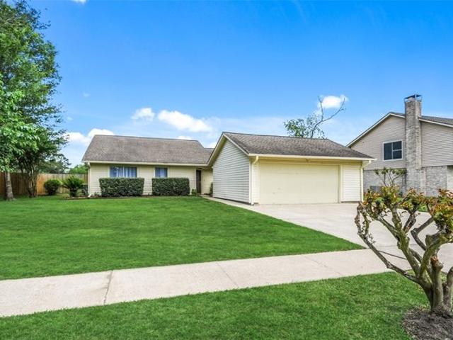 248 E Castle Harbour Dr, Friendswood, TX 77546