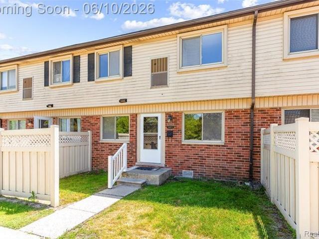 24973 Mayfair St, Flat Rock, MI 48134