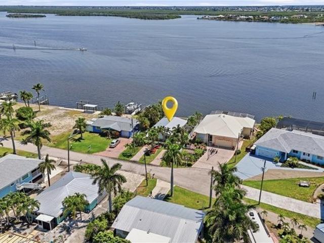 2498 Bayshore Dr, Matlacha, FL 33993
