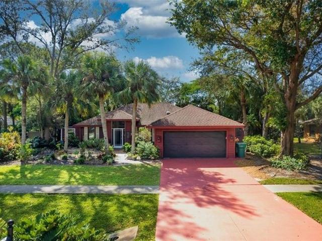 2490 Outrigger Ln, Naples, FL 34104