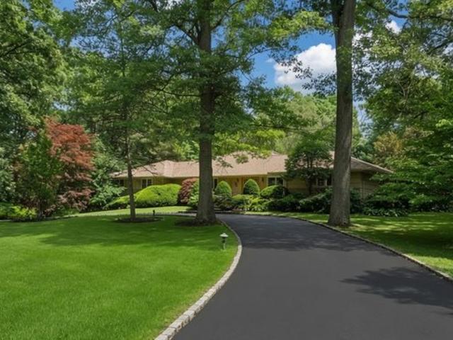 249 Glen Cove Rd, Old Westbury, NY 11568