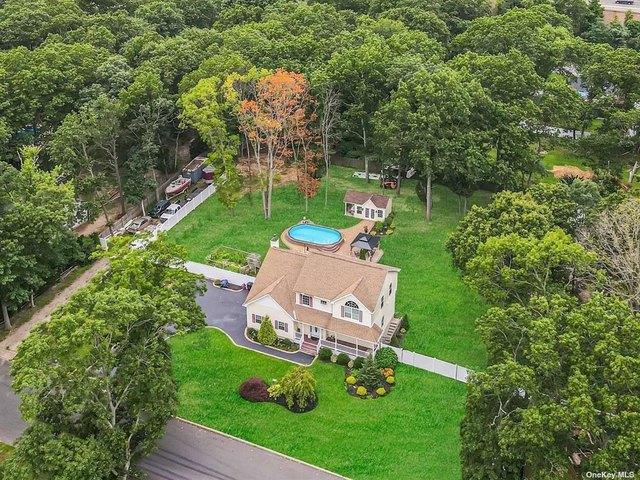 249 Parkwood St, Ronkonkoma, NY 11779