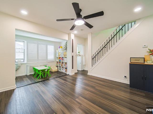 24 09 Raphael Street