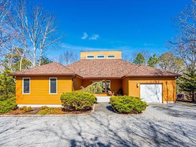 24 Tanglewood Trl, Hampton Bays, NY 11946