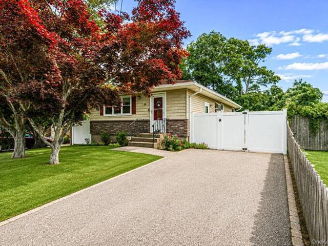 24 Trafalgar Dr, Shirley, NY 11967