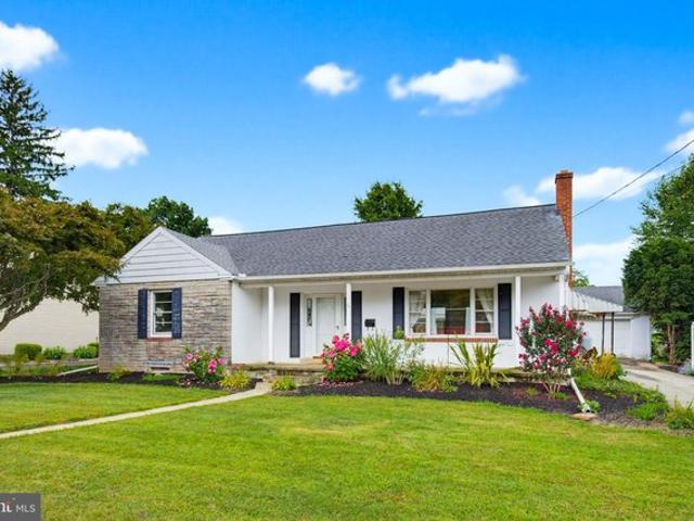 24 W Denlinger Ave, Strasburg, PA 17579
