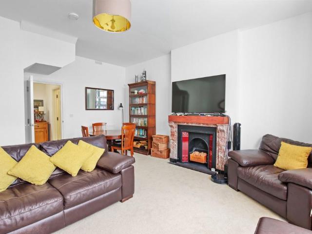 24 Week Street, Maidstone ME14 2 bed flat to rent £1,395 pcm £322 pw