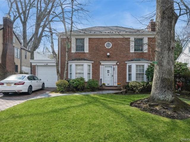 24 Welwyn Rd, Great Neck, NY 11021