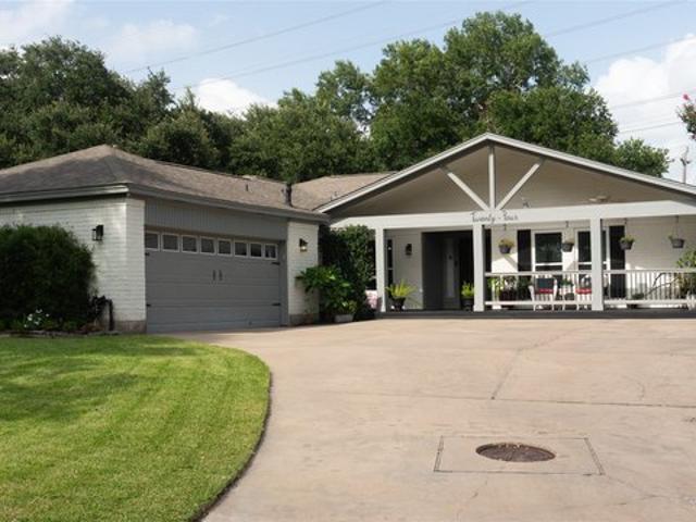 24 Wellington Dr, Sugar Land, TX 77478