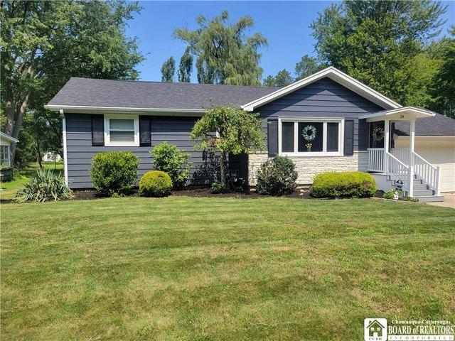 24 Woodward Dr, Fredonia, NY 14063