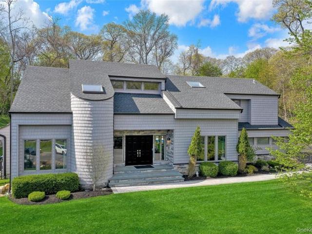 24 Allyson Pl, East Setauket, NY 11733