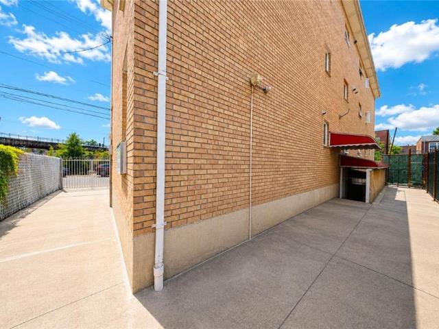 24 Bay 47th Street