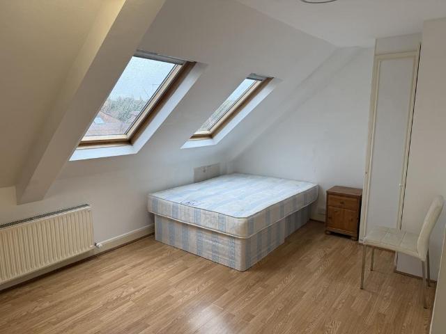 24 Beechcroft Avenue, NW11 Studio to rent £1,025 pcm £237 pw