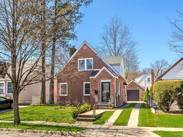 24 Beechhurst Ave, Floral Park, NY 11001